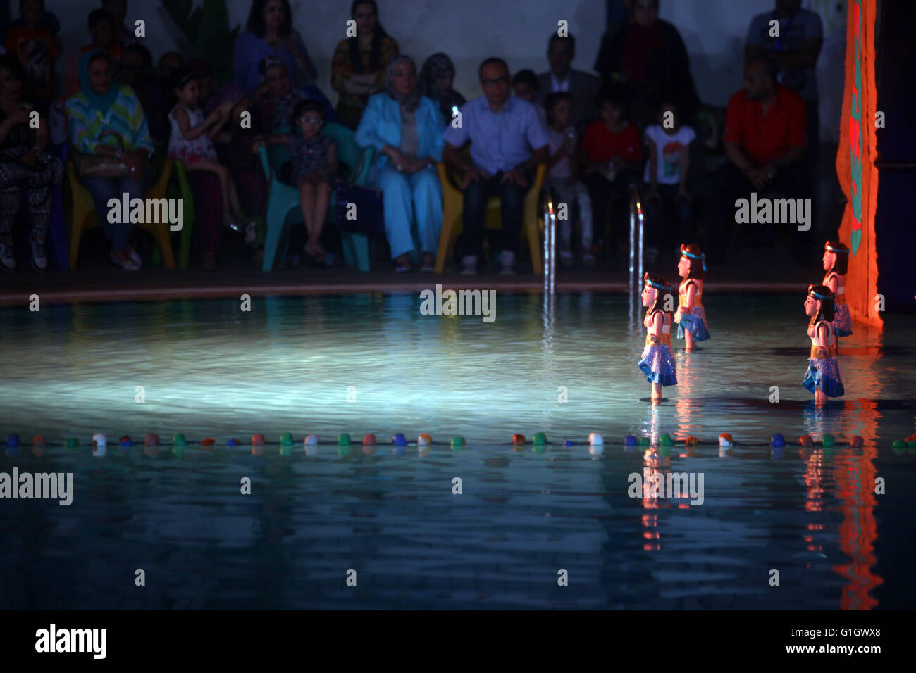 (160515) -- CAIRO, May 15, 2016 (Xinhua) -- Audiences watch the "Isis ...