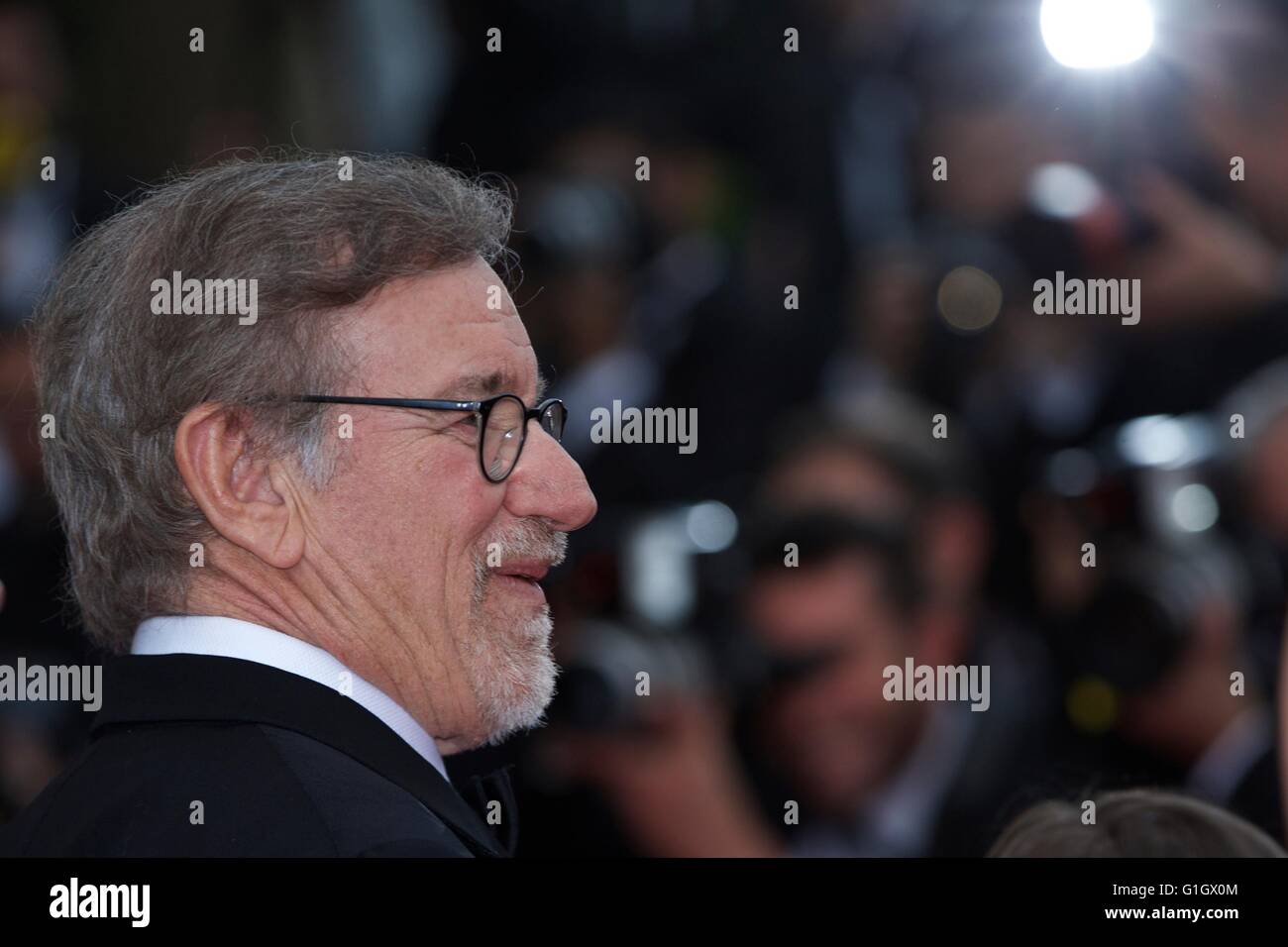 (160515) -- CANNES, May 15, 2016 (Xinhua) -- Director Steven Spielberg ...