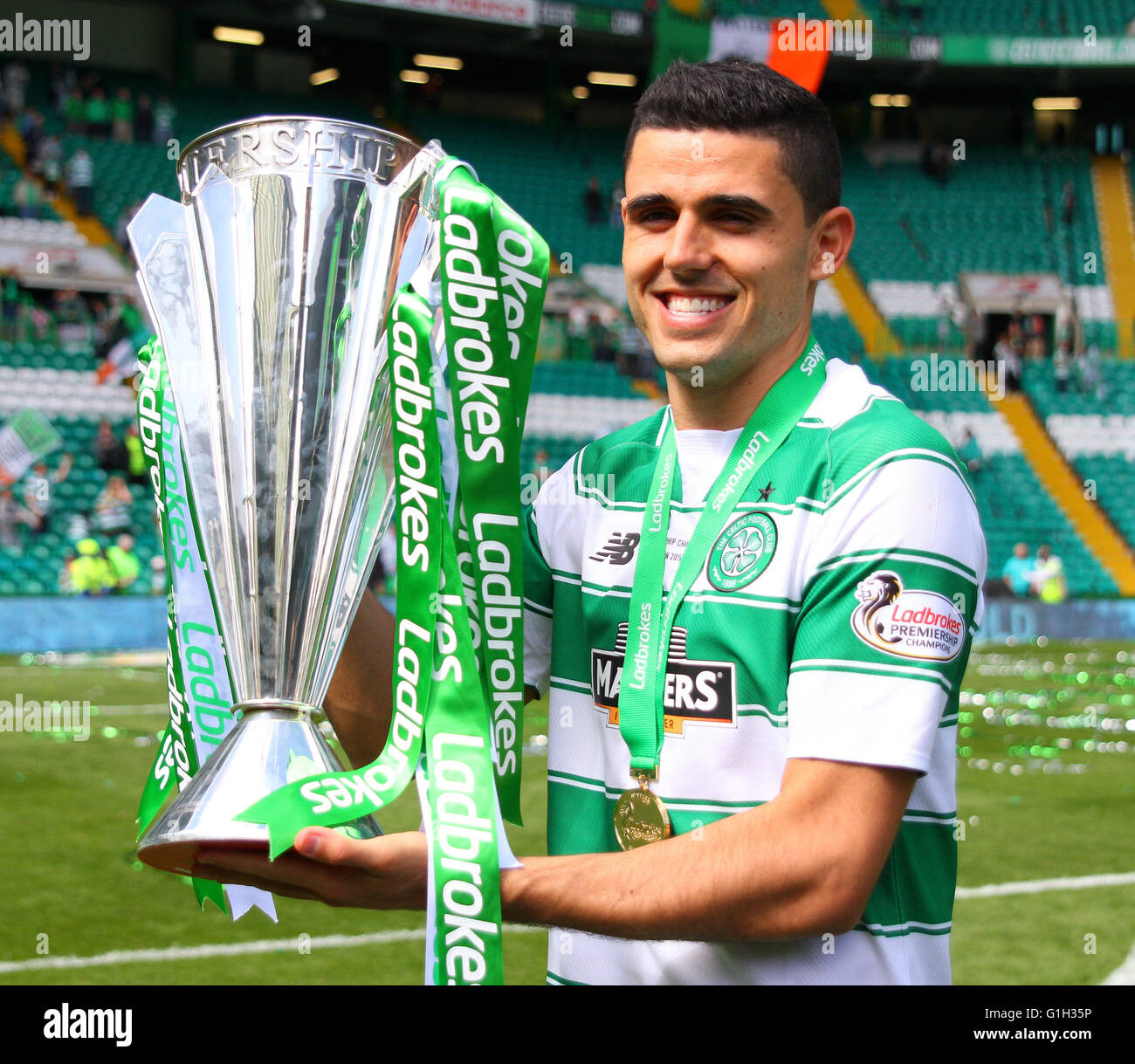 Tom rogic celtic trophy hi-res stock photography and images - Alamy