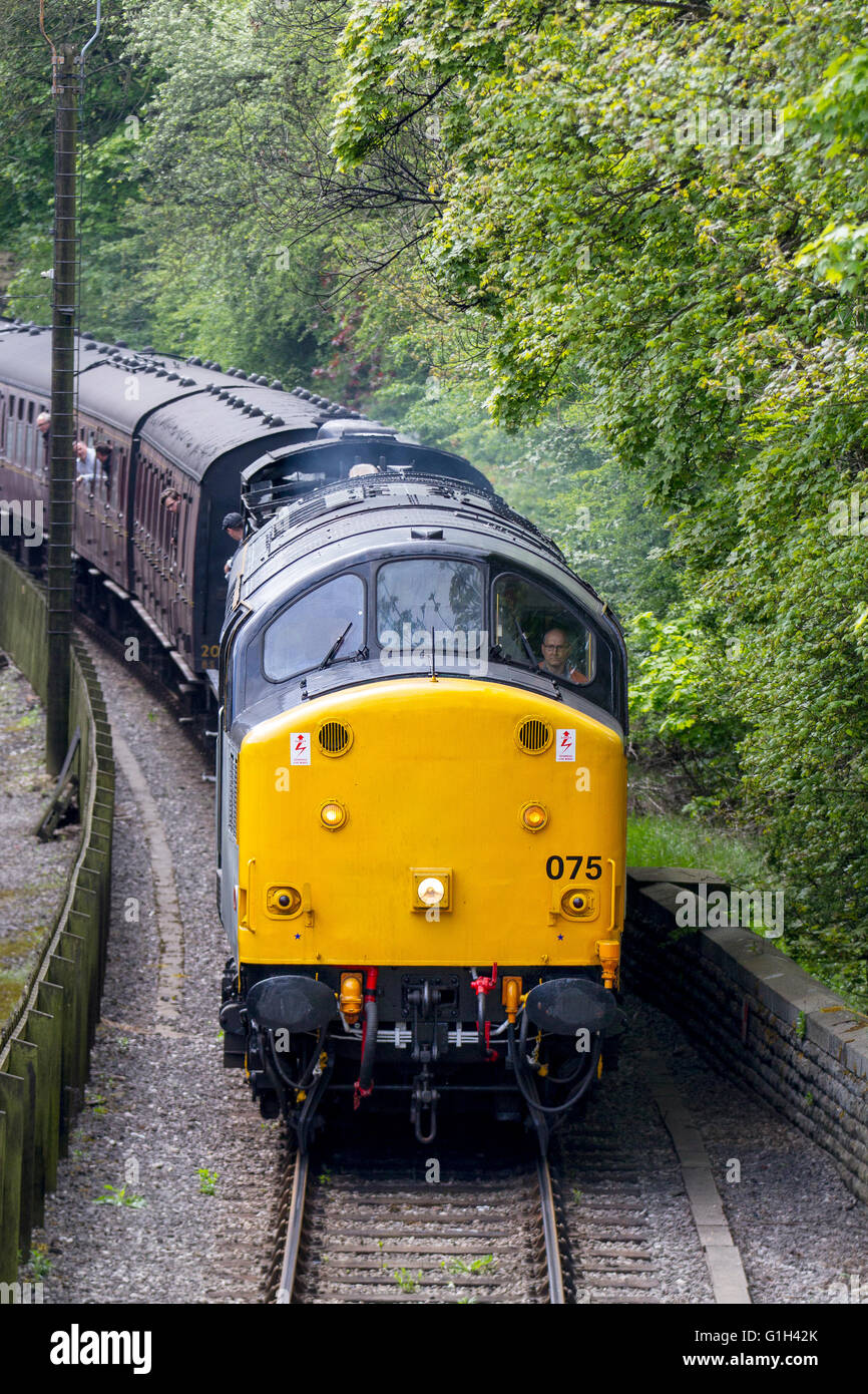 Diesel electric locomotive 1940s hi-res stock photography and images ...