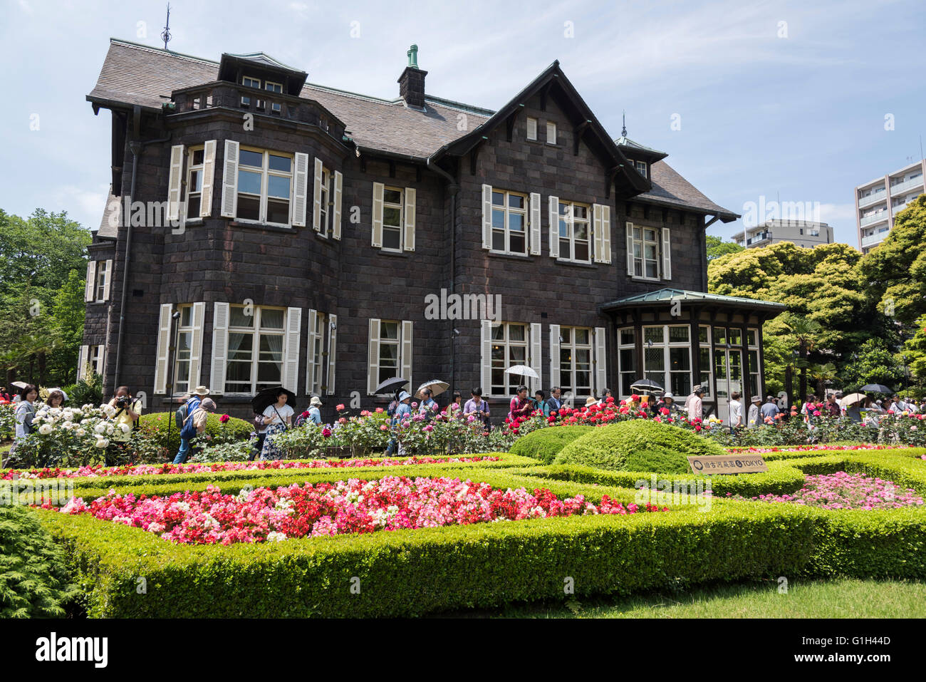 Kyu Furukawa Gardens, Kita-Ku, Tokyo, Japan. 15th May 2016. Roses in full bloom. Many visitors ...
