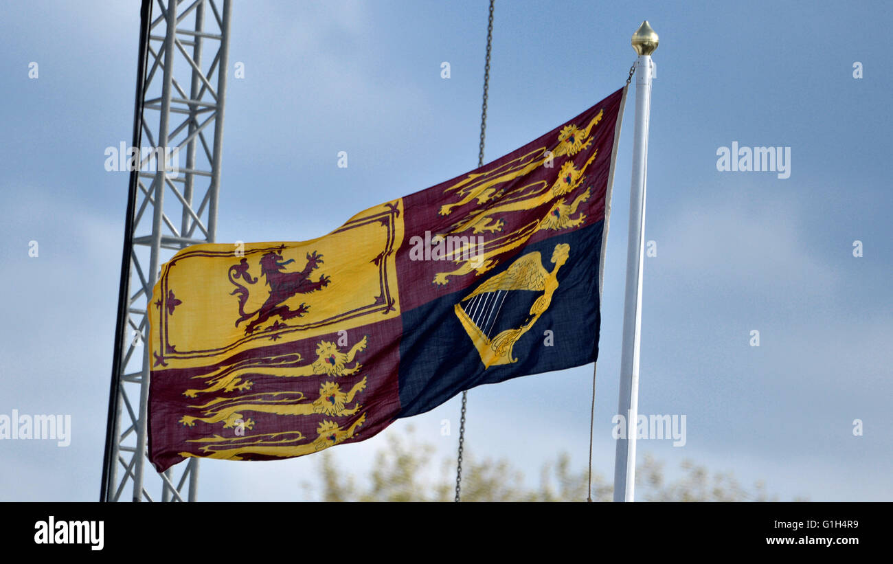 Windsor castle flying royal standard hi-res stock photography and ...