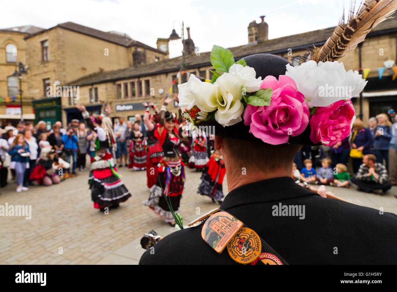 Belly dance traditional costumes hi-res stock photography and images ...