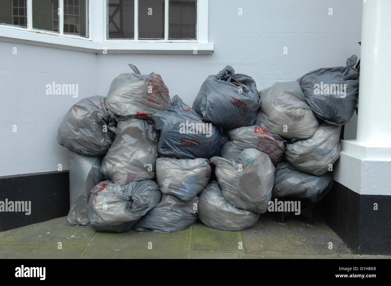 Rubbish piled up hi-res stock photography and images - Alamy