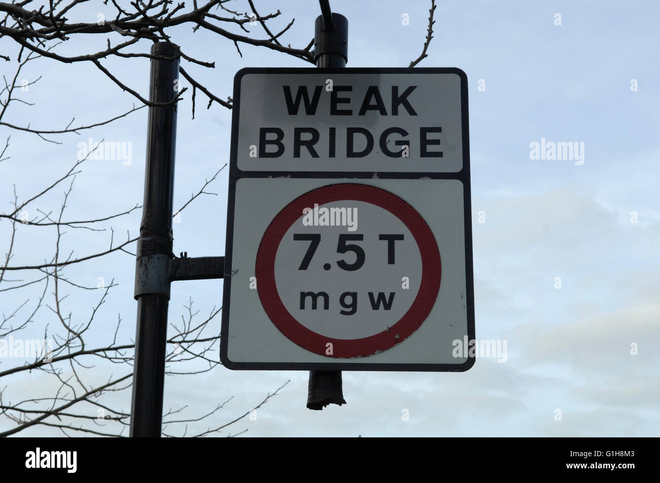 Weak bridge sign hi-res stock photography and images - Alamy