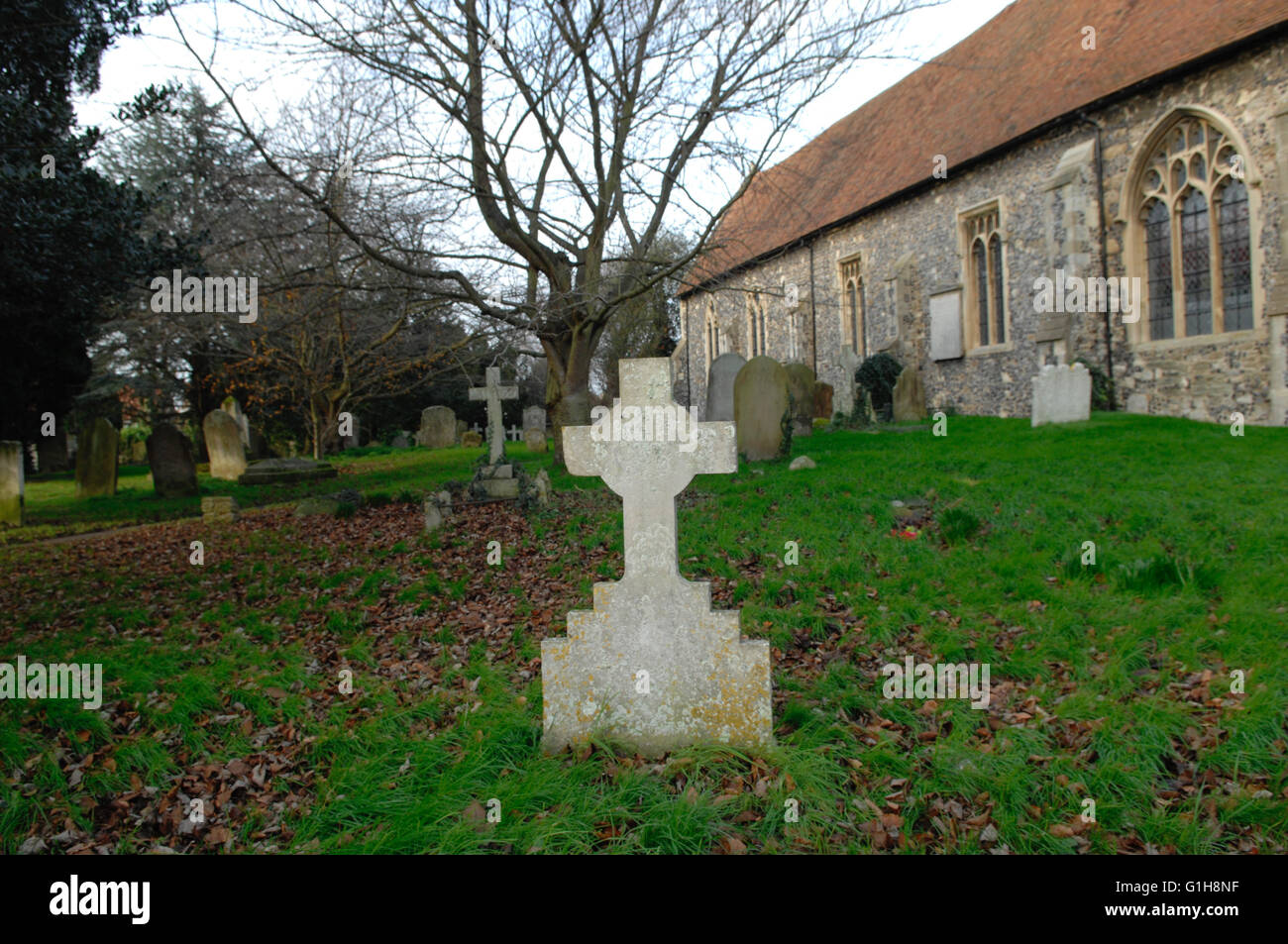 Graveyard cross hi-res stock photography and images - Alamy