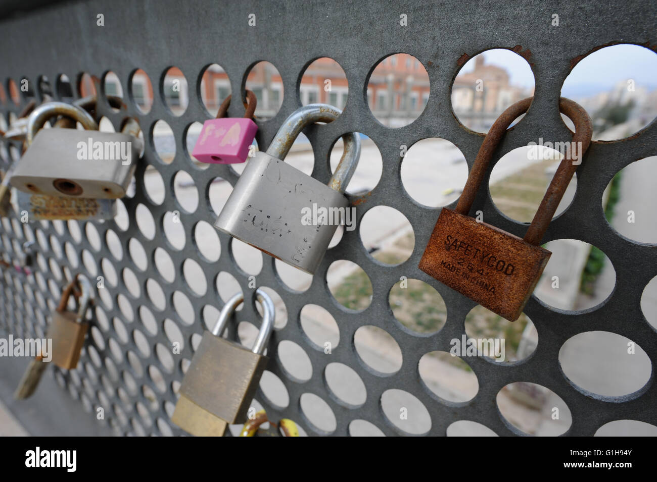 Rusty love locks bridge hi-res stock photography and images - Alamy