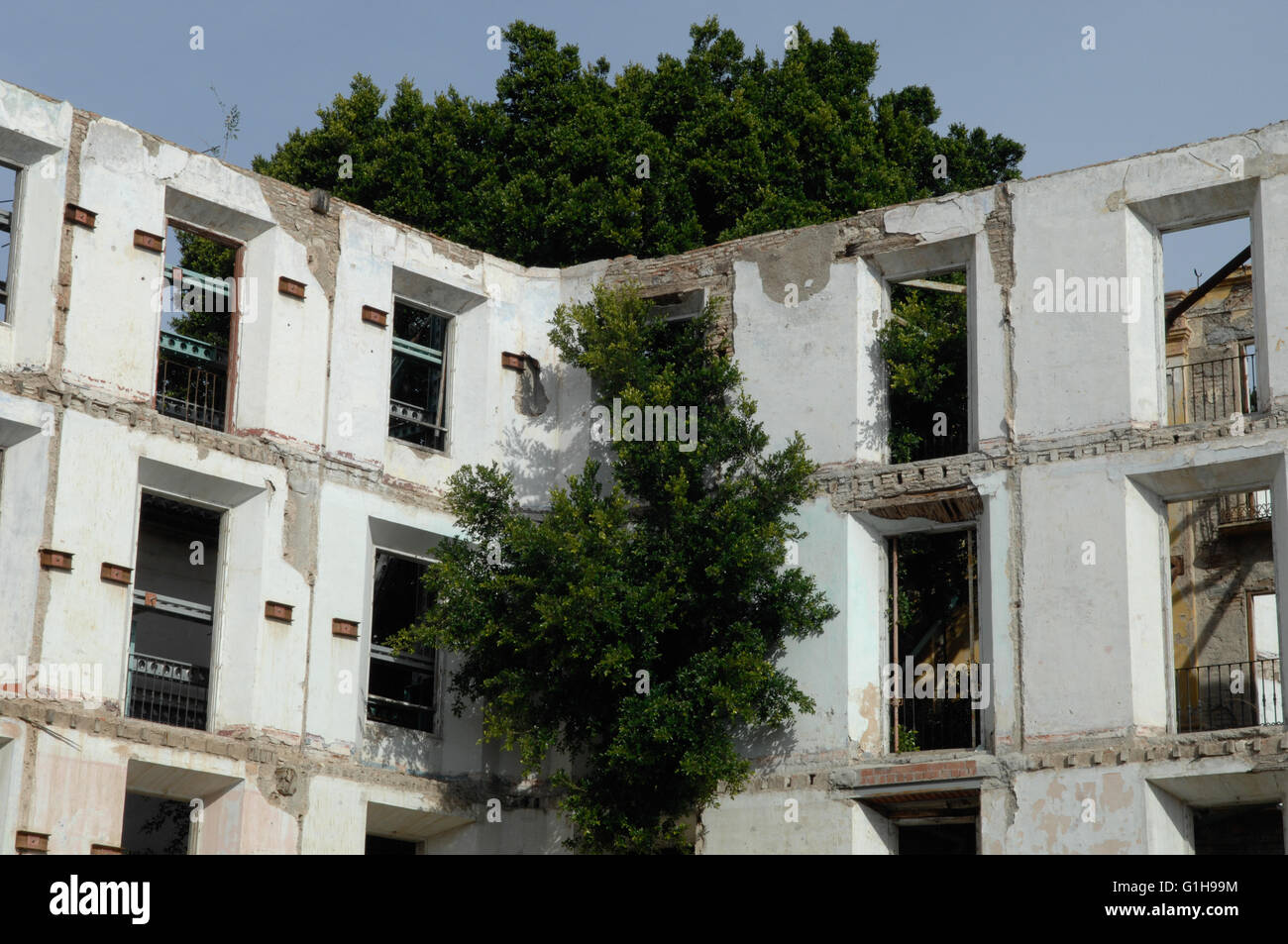 Deserted building hi-res stock photography and images - Alamy