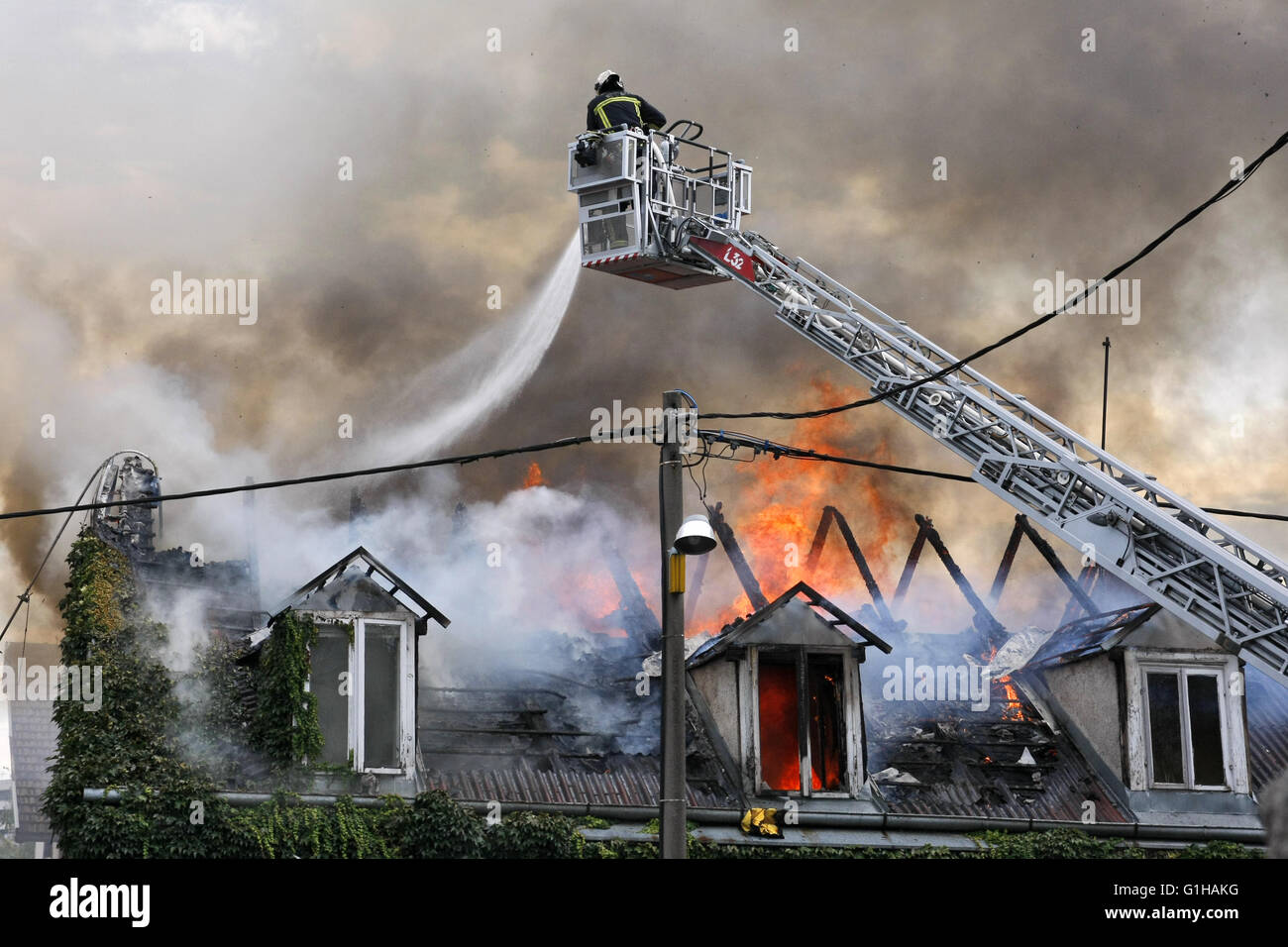 Fire fireman hi-res stock photography and images - Alamy
