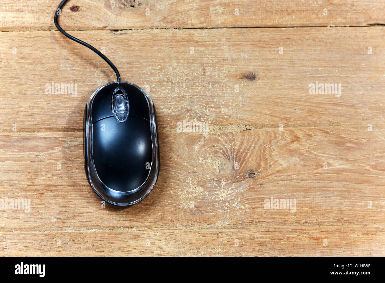 Black wired computer mouse on wood table Stock Photo - Alamy