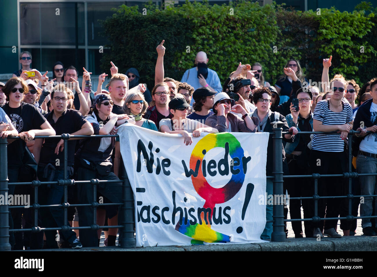 Pro-refugee , pro immigration left wing demonstrators stage counter ...
