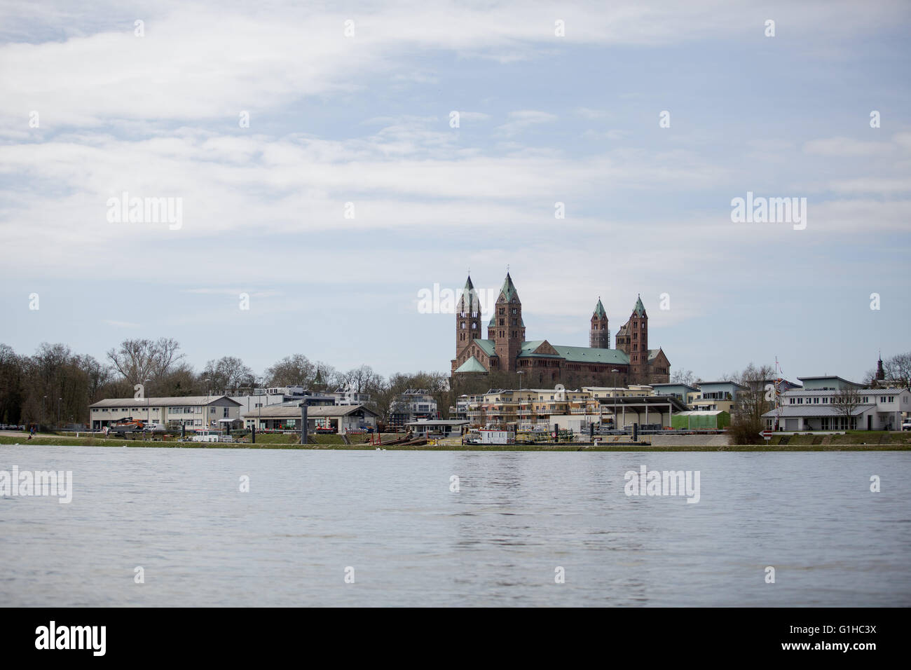 View of the medieval romanic Cathedral and the River Rhine at Speyer ...