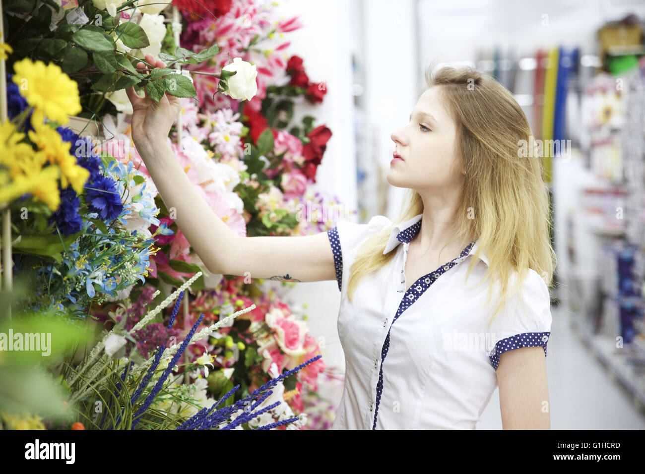 woman at hardware store Stock Photo - Alamy