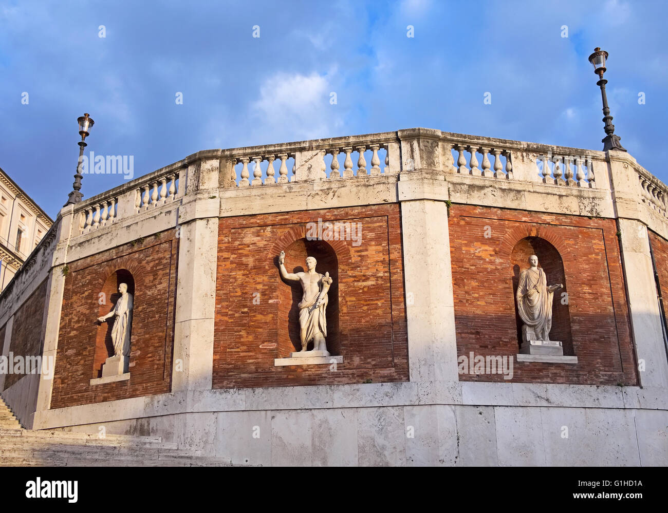 Wall with antique statues around The Quirinal Palace (Palazzo del ...