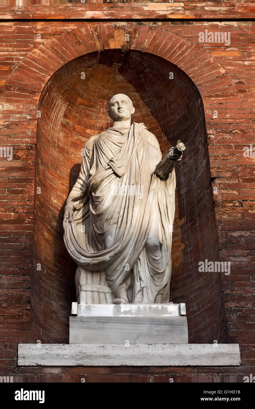 Wall with antique statues around The Quirinal Palace (Palazzo del ...