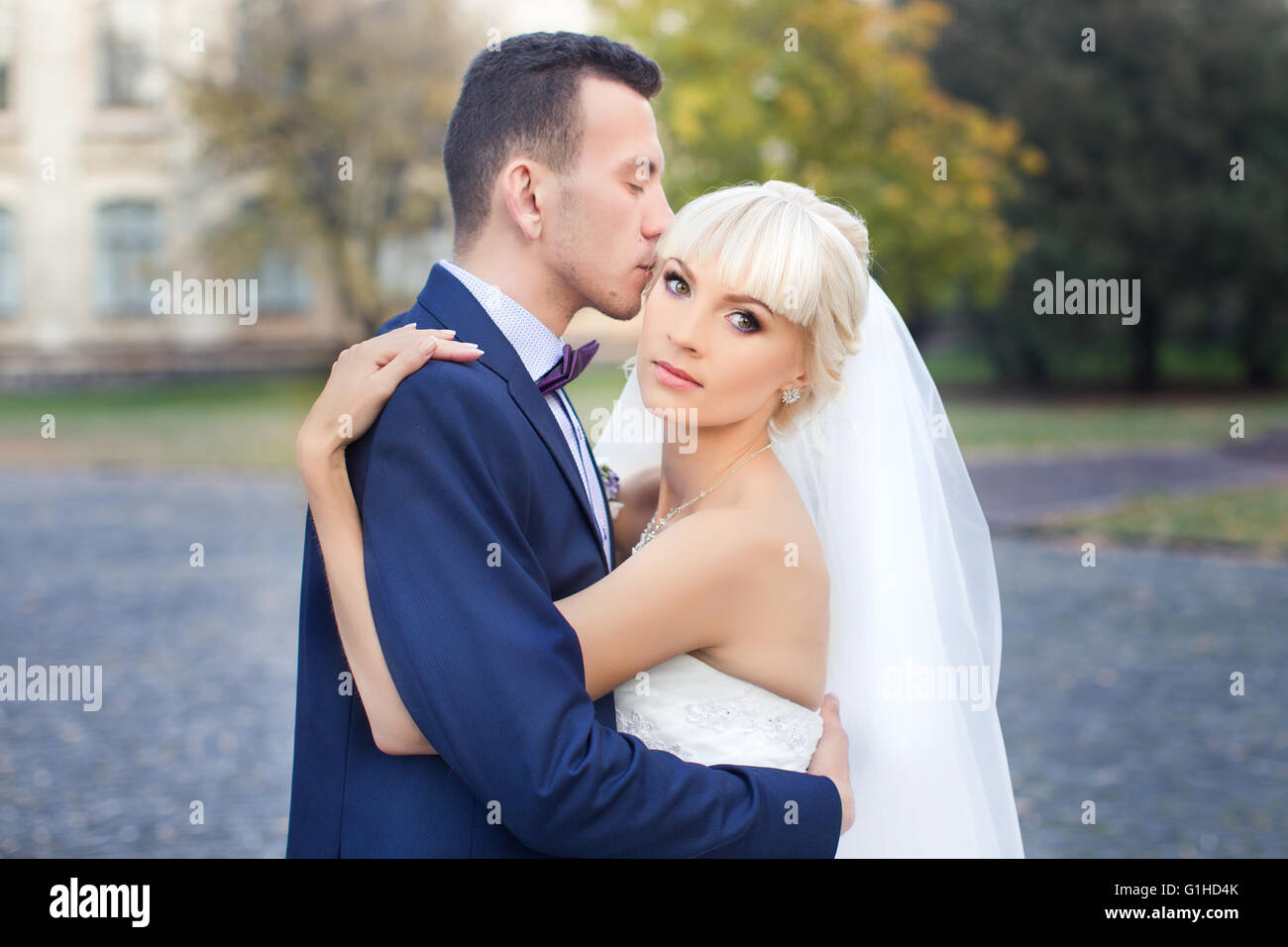 Beautiful bride groom bouquet flowers hi-res stock photography and ...