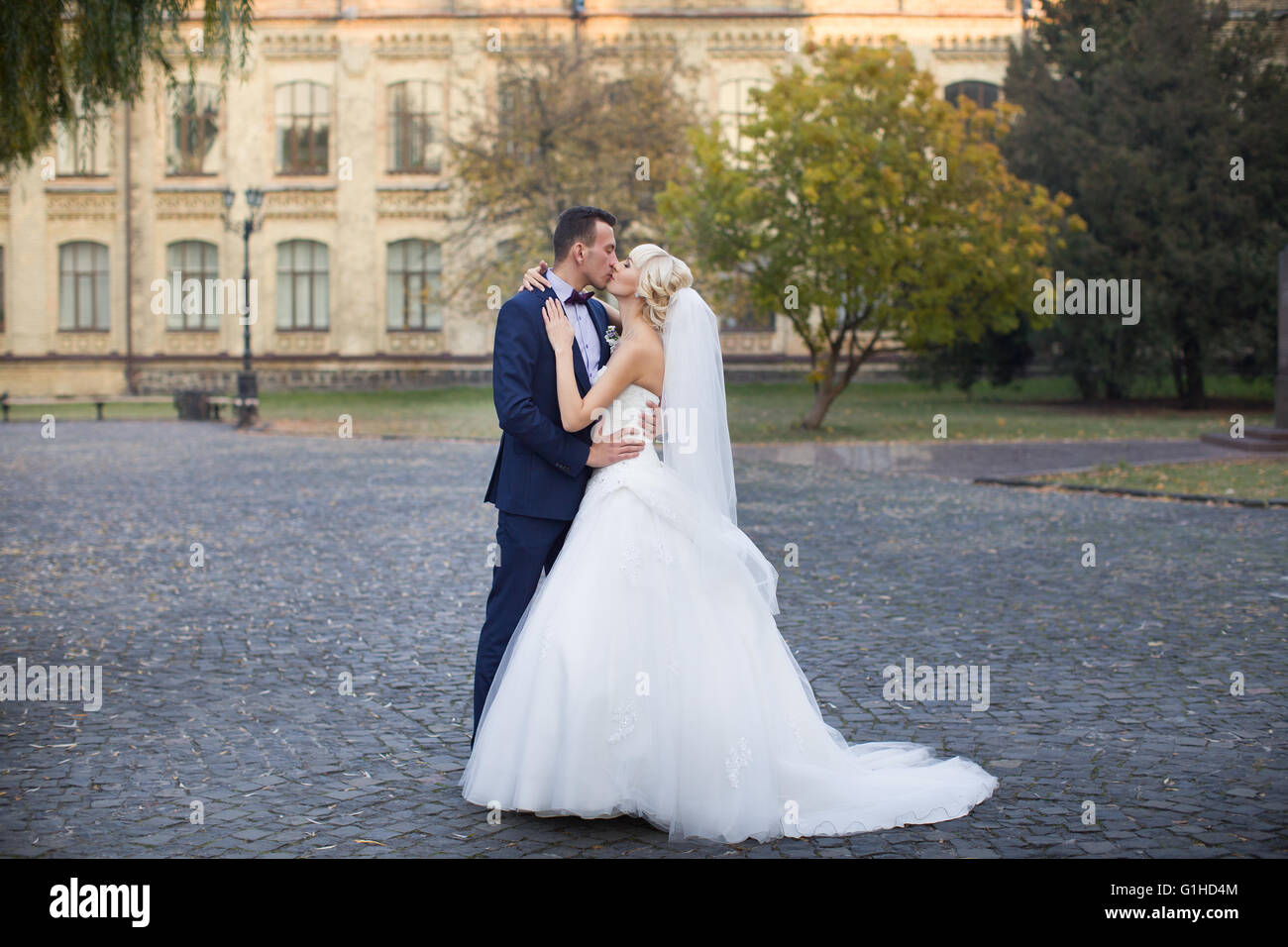 Beautiful bride groom bouquet flowers hi-res stock photography and ...