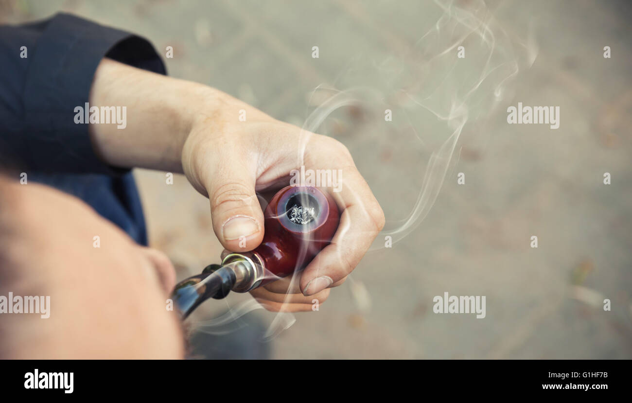 Old man smoking smoking pipe hi-res stock photography and images - Alamy