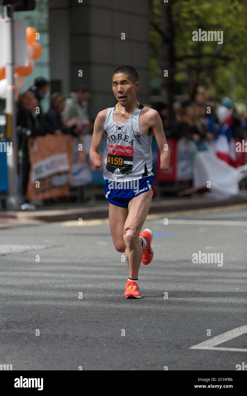 Elite runners at the London Marathon Stock Photo - Alamy
