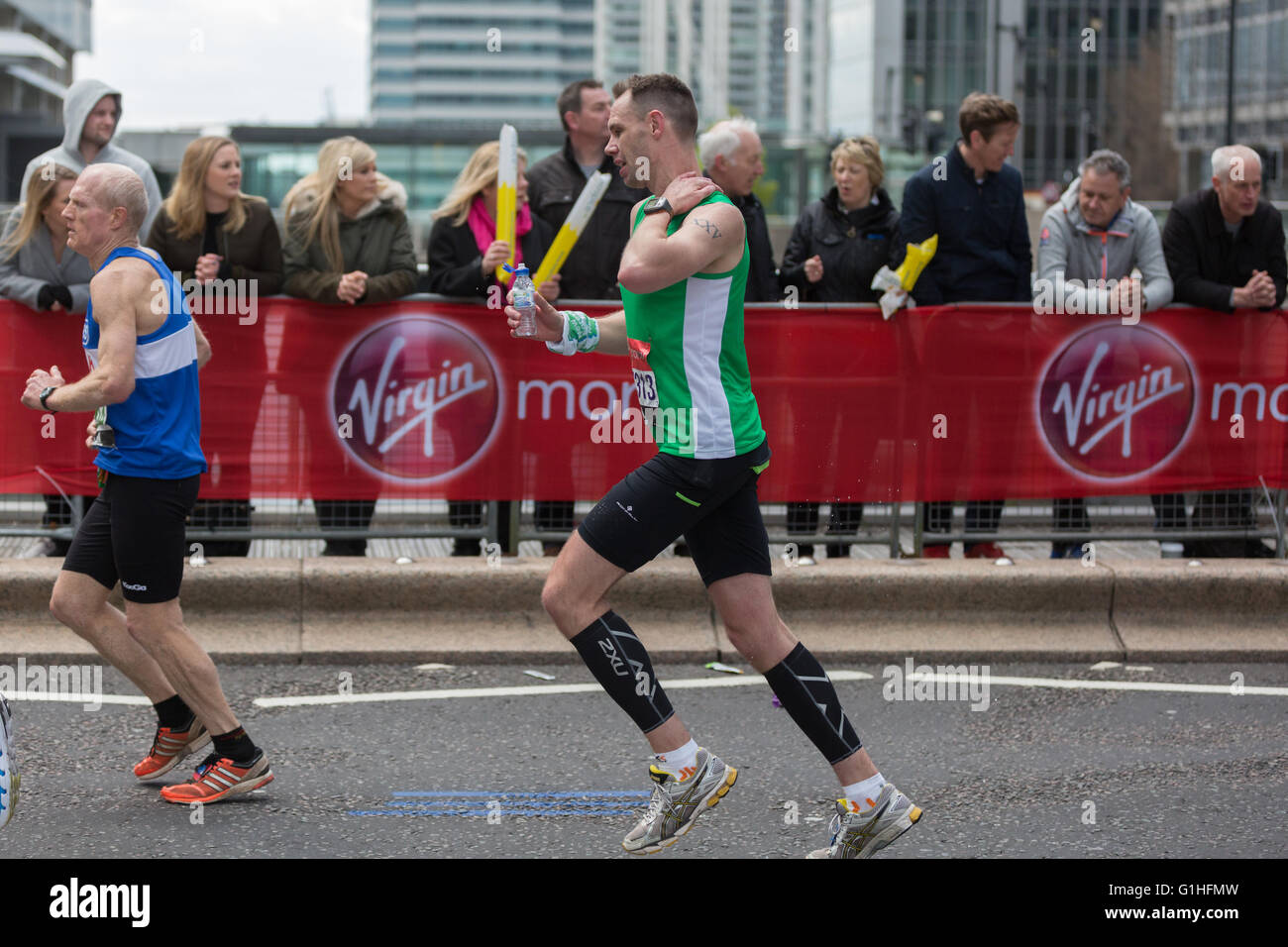 Club and fun runners at the London Marathon Stock Photo - Alamy