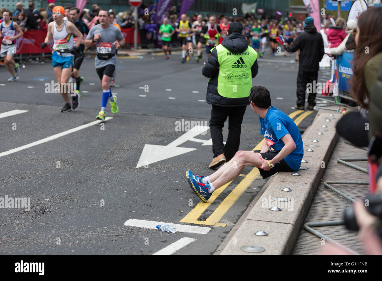 A marathon runner suffering from cramp Stock Photo - Alamy