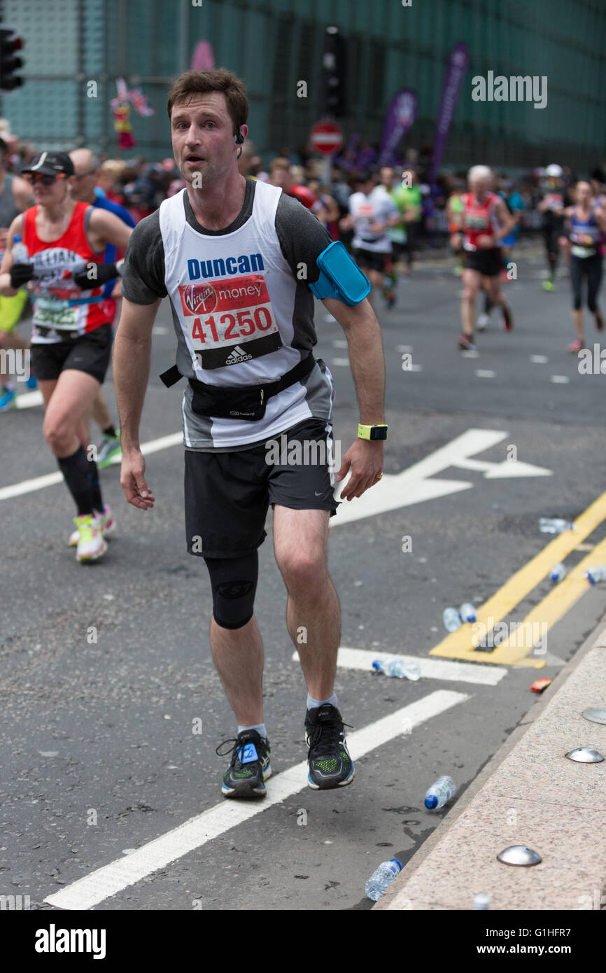 Club and fun runners at the London Marathon Stock Photo - Alamy
