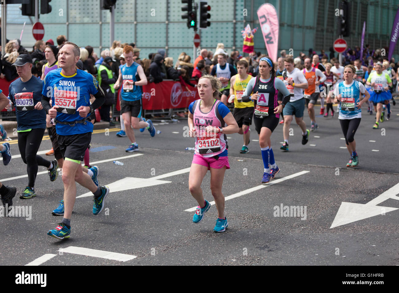 Club and fun runners at the London Marathon Stock Photo - Alamy