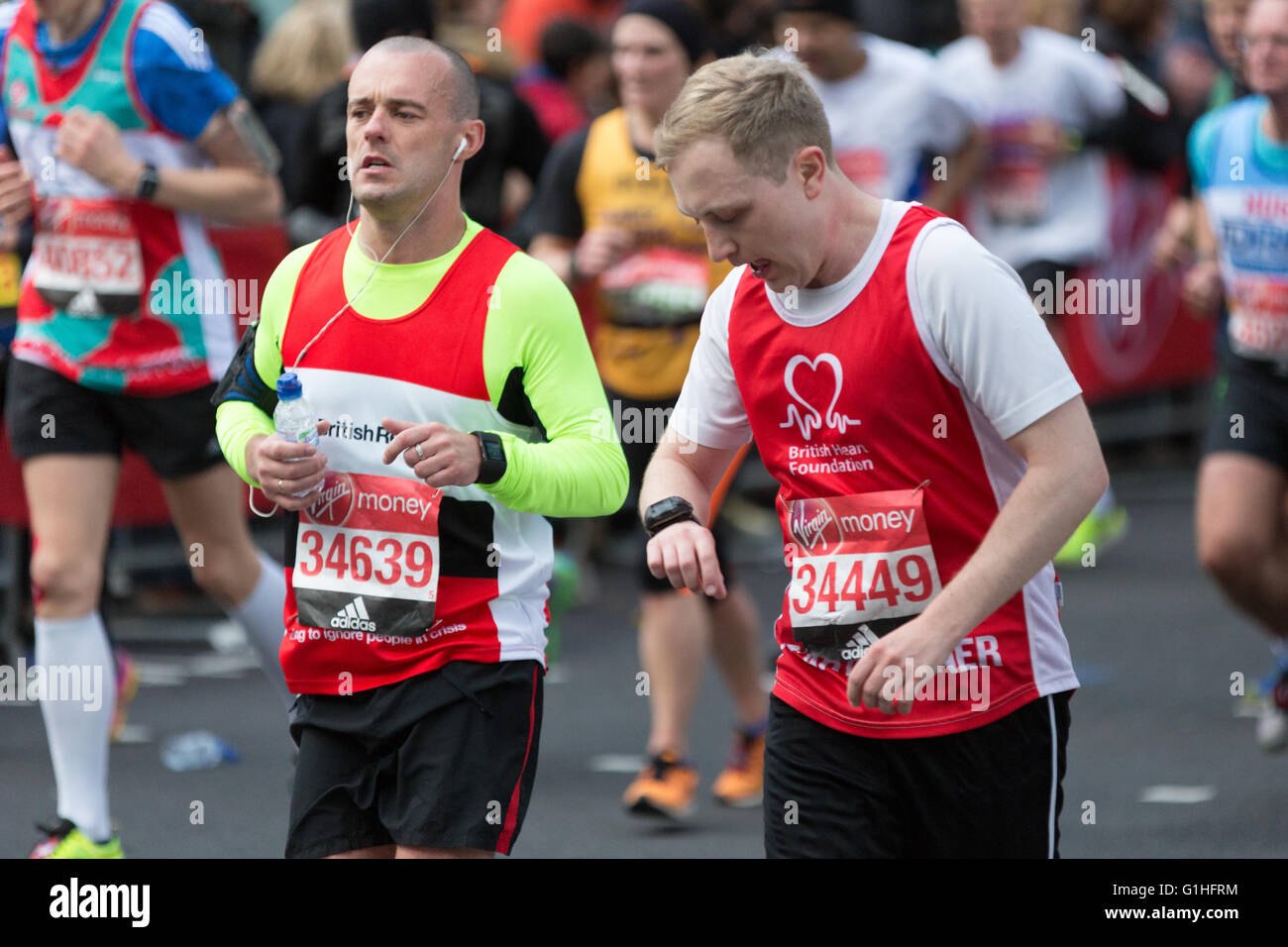 Club and fun runners at the London Marathon Stock Photo - Alamy