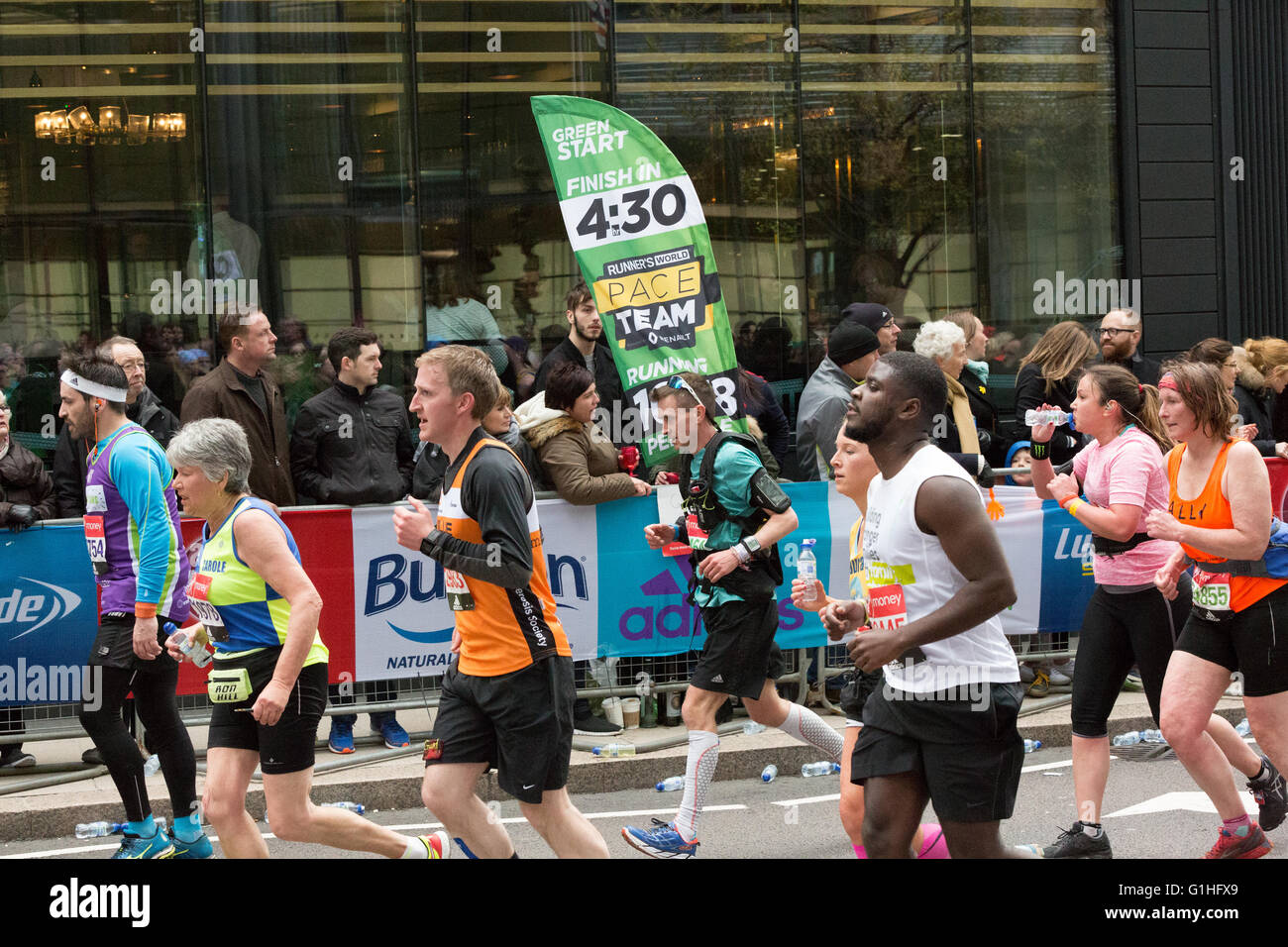 Club and fun runners at the London Marathon Stock Photo - Alamy