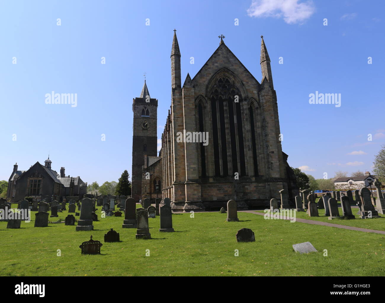 Dunblane cathedral and graveyard hi-res stock photography and images ...