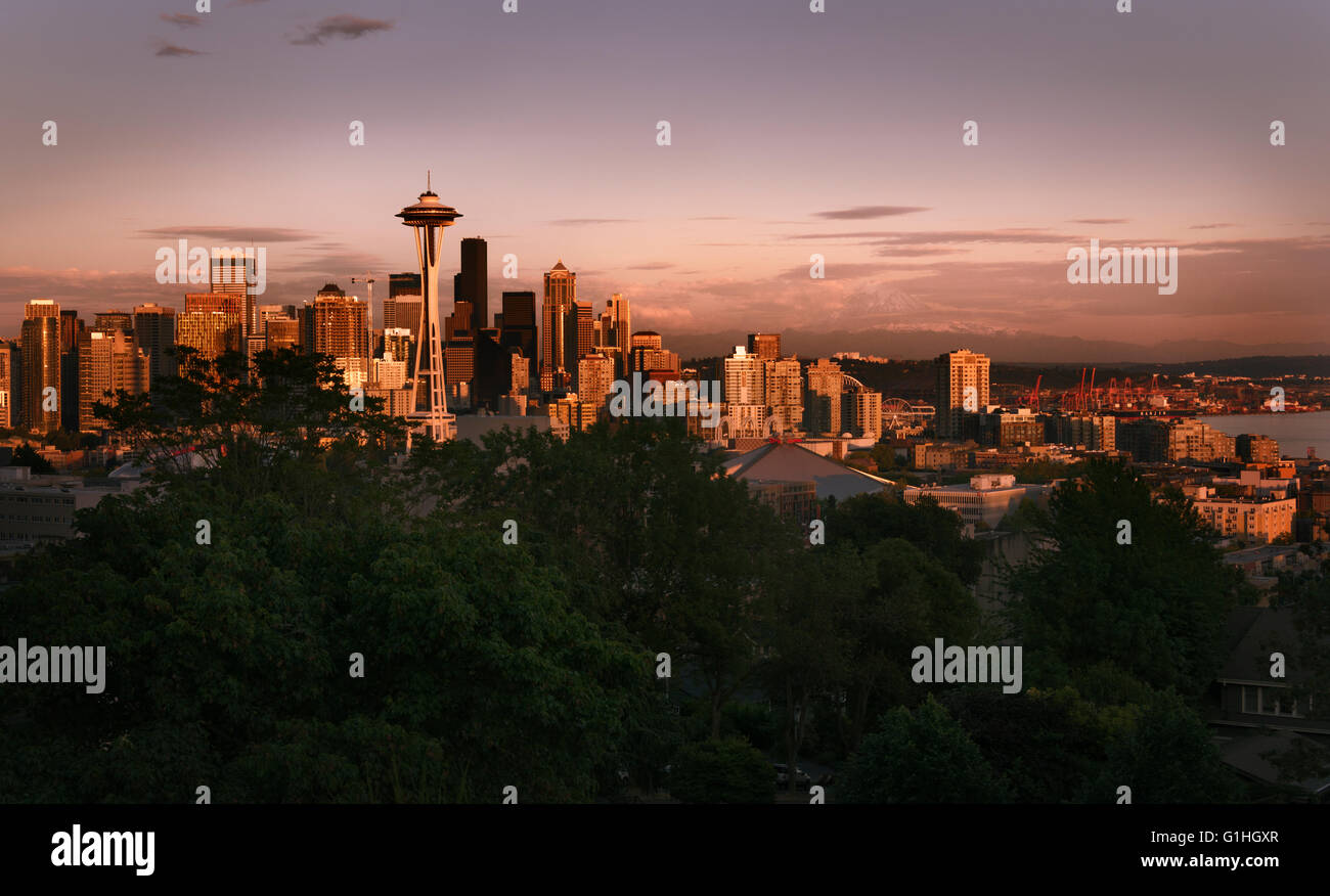 Seattle skyline mountains hi-res stock photography and images - Alamy