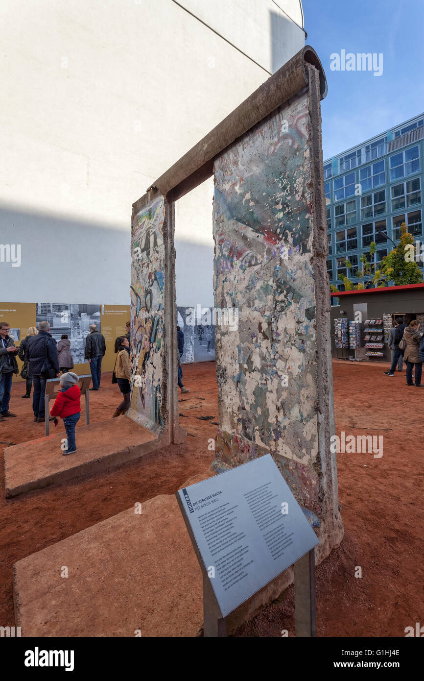 Checkpoint charlie berlin wall hi-res stock photography and images - Alamy