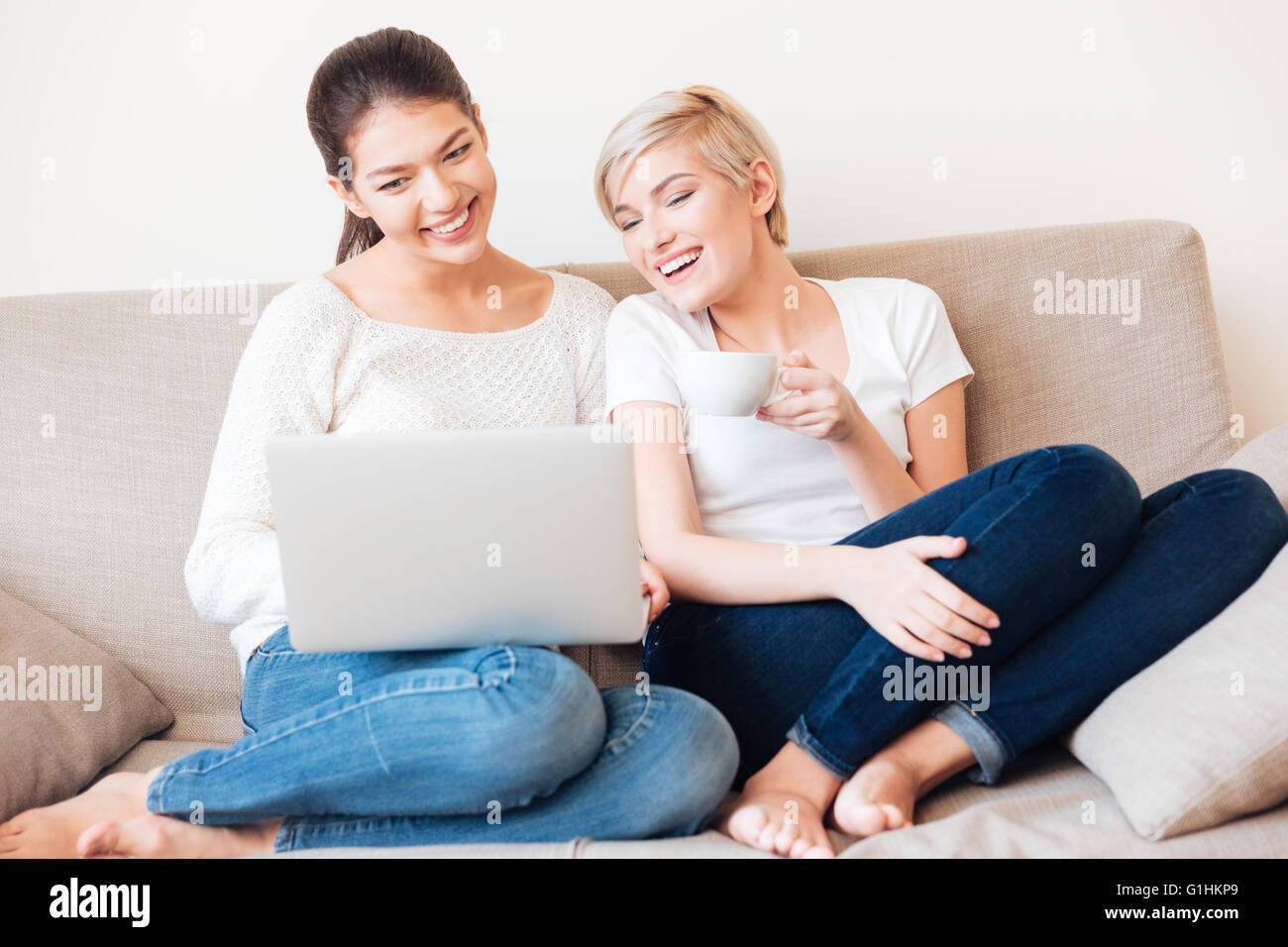 Women friends home computer hi-res stock photography and images - Alamy
