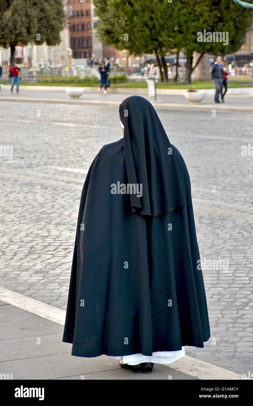Nuns outfit hi-res stock photography and images - Alamy