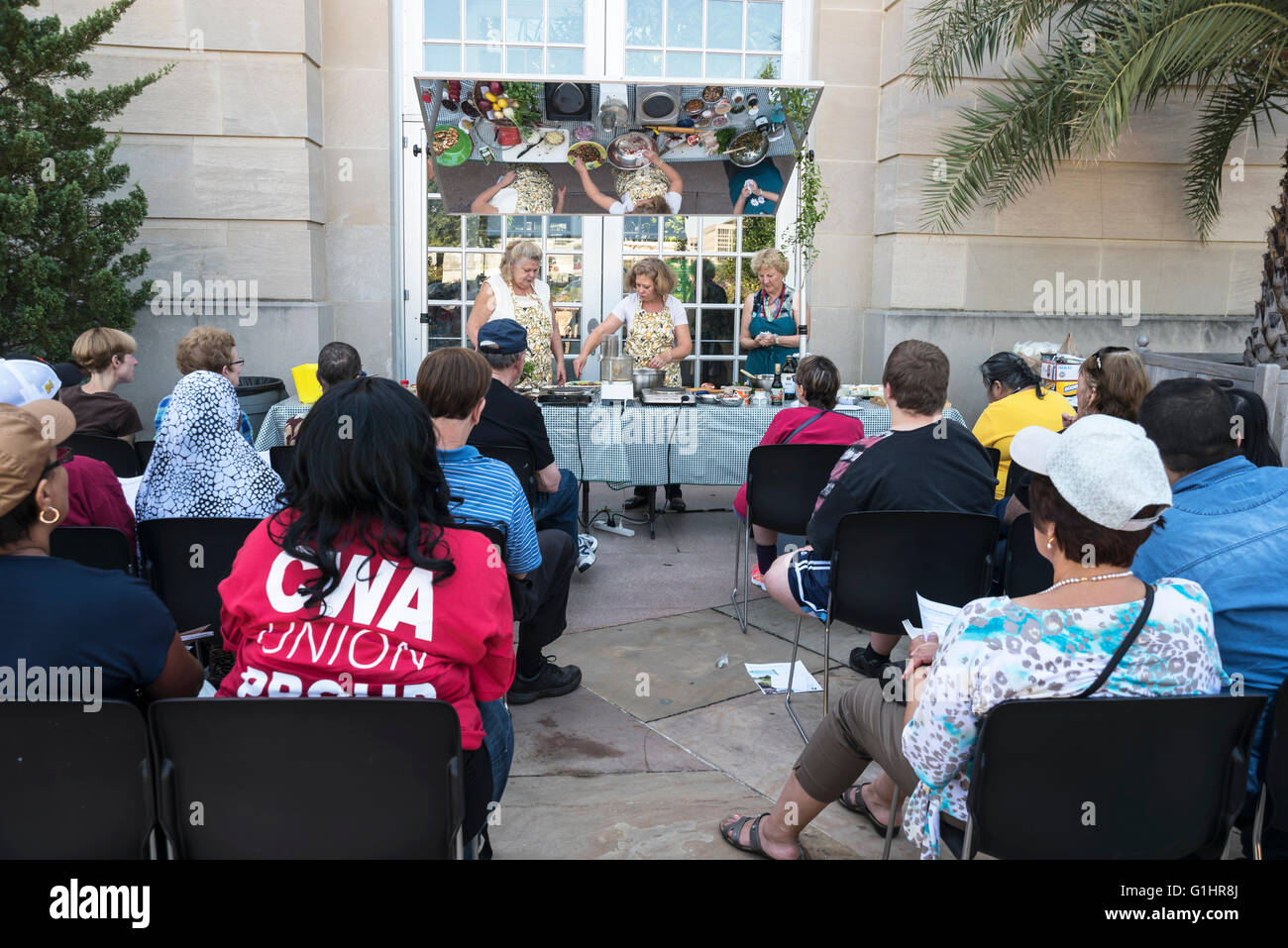 Students in a cooking class hi-res stock photography and images - Alamy