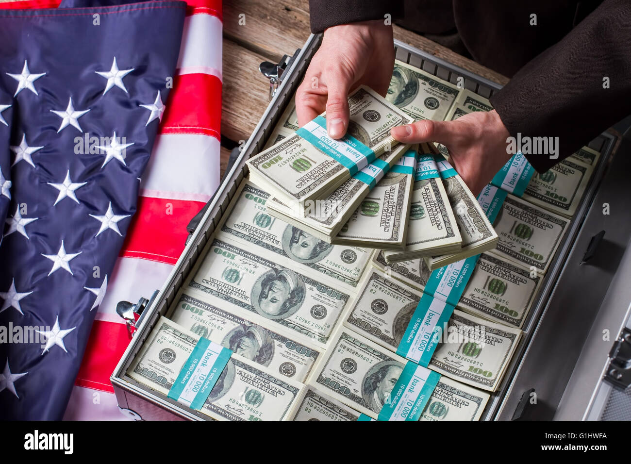 Male hands holding us dollar hi-res stock photography and images - Alamy