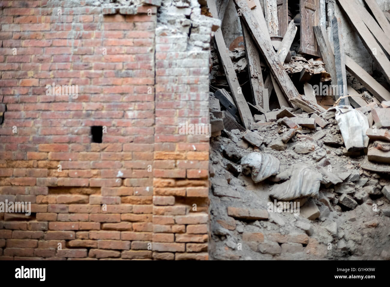 Earthquake ruins hi-res stock photography and images - Alamy