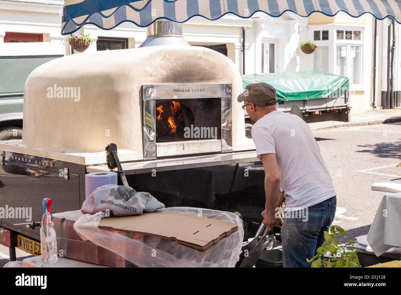 Wood fired pizza market stall hi-res stock photography and images - Alamy