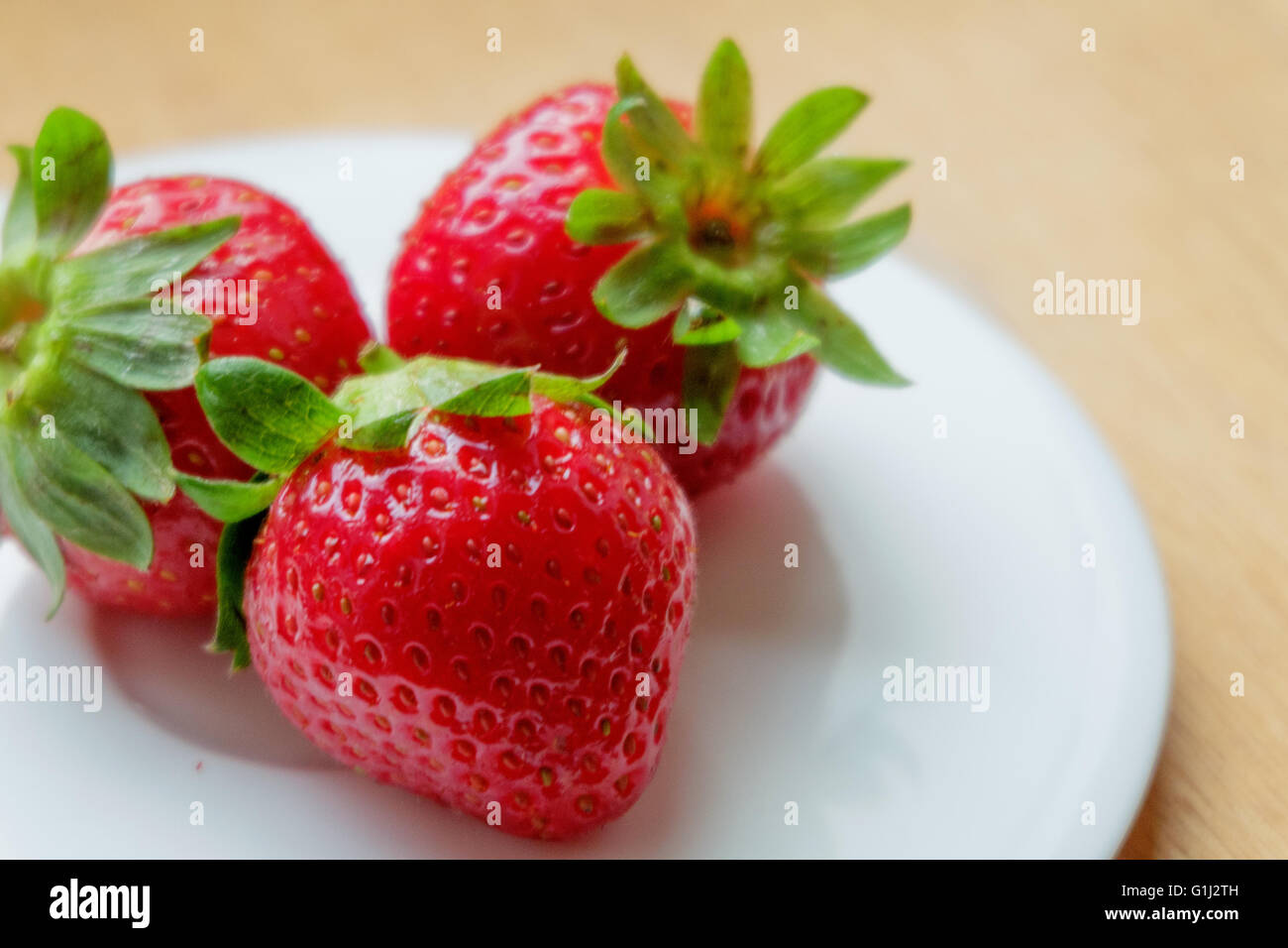 Strawberry on a white plate hi-res stock photography and images - Alamy