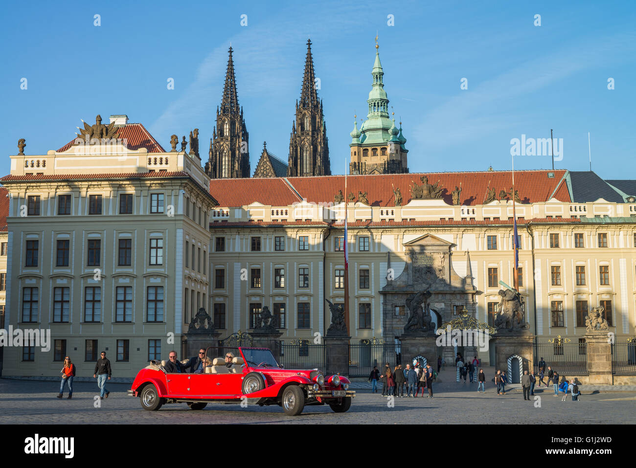 Tower bridge vintage car hi-res stock photography and images - Alamy