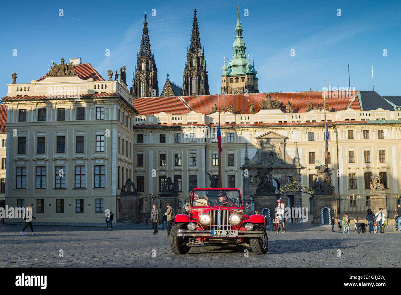 Tower bridge vintage car hi-res stock photography and images - Alamy