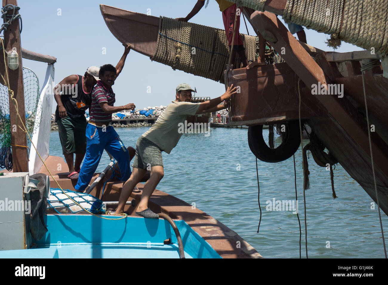 Maneuvering a ship hi-res stock photography and images - Alamy