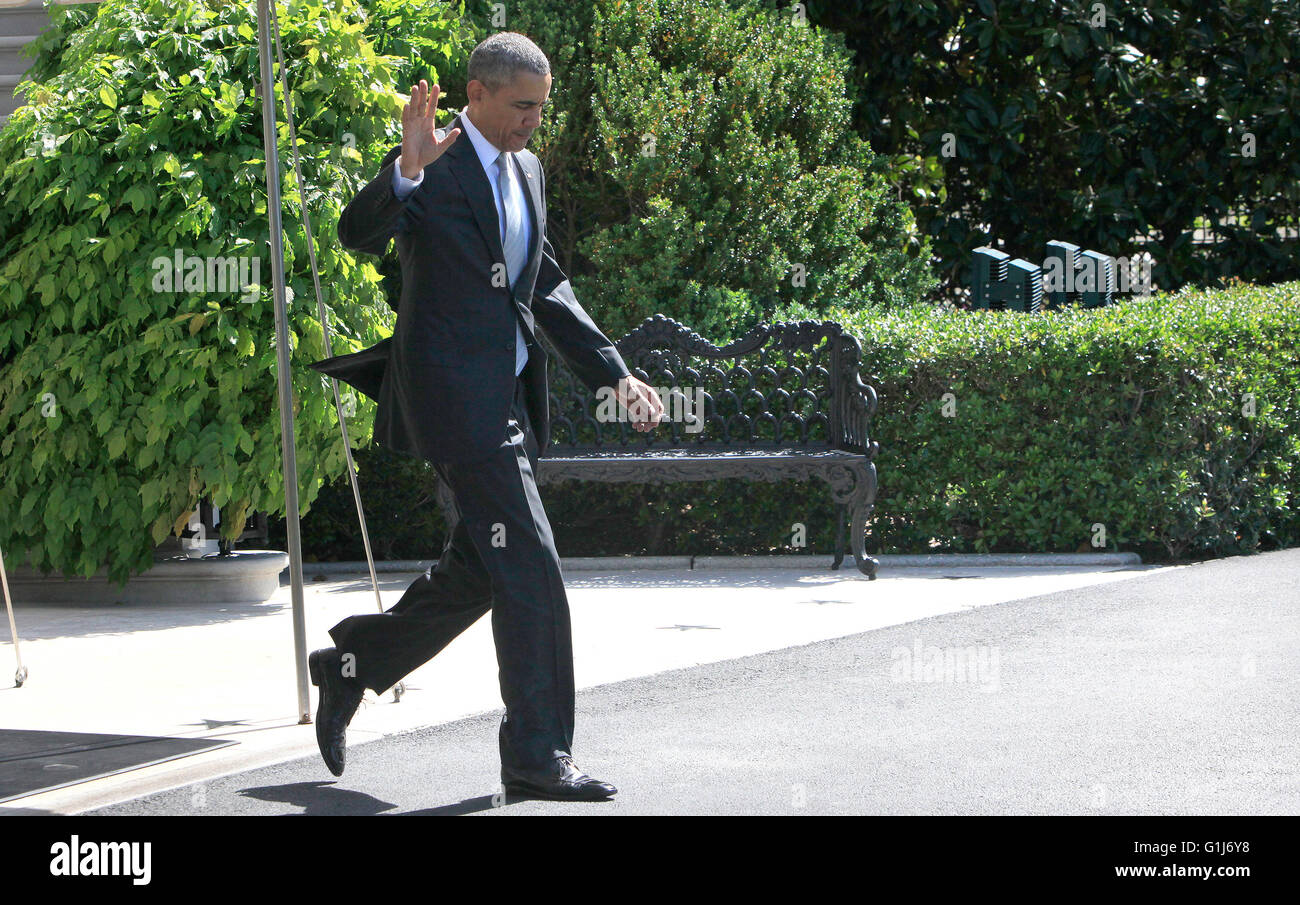 United States President Barack Obama waves to the press pool as he ...