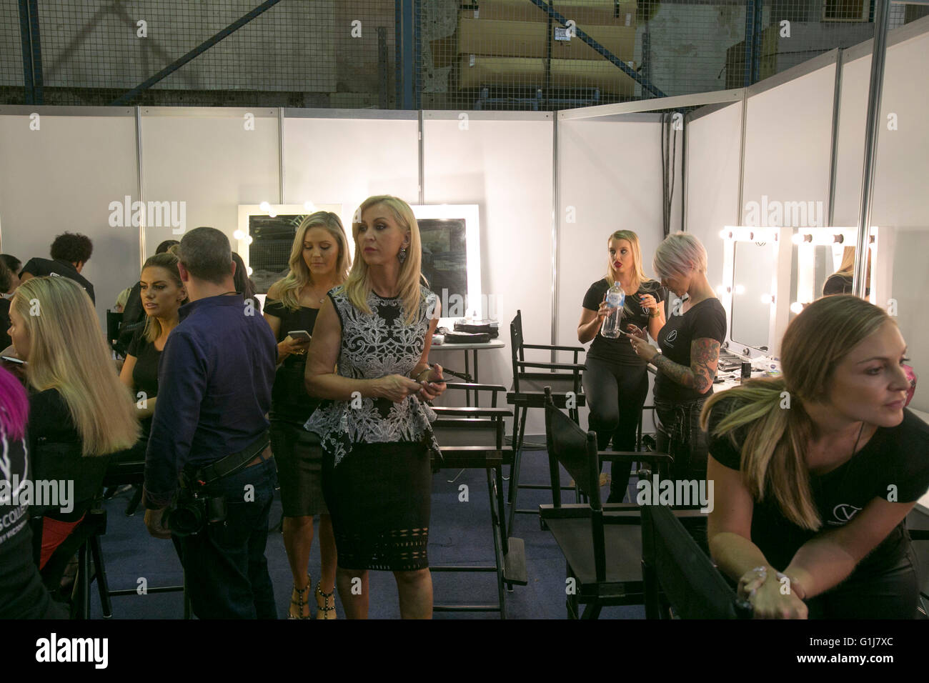 Fashion models backstage hi-res stock photography and images - Alamy