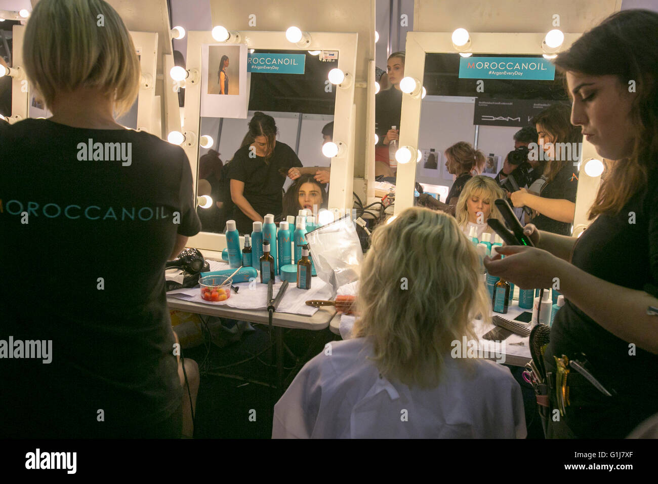 Fashion models backstage hi-res stock photography and images - Alamy