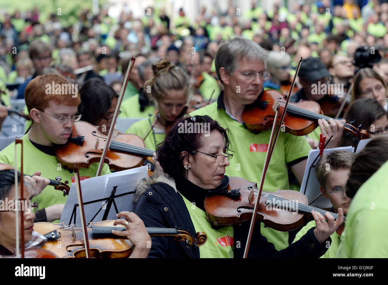 Flashmob mall hi-res stock photography and images - Alamy