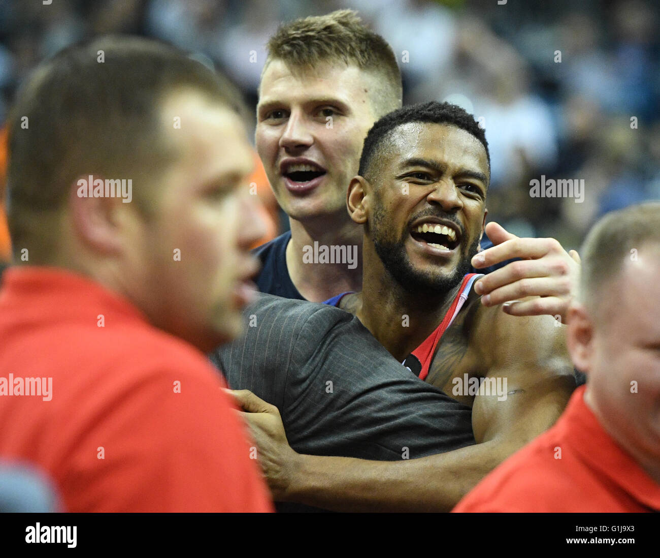 Berlin, Germany. 15th May, 2016. Andrey Vorontsevich (L) and Kyle Hines ...