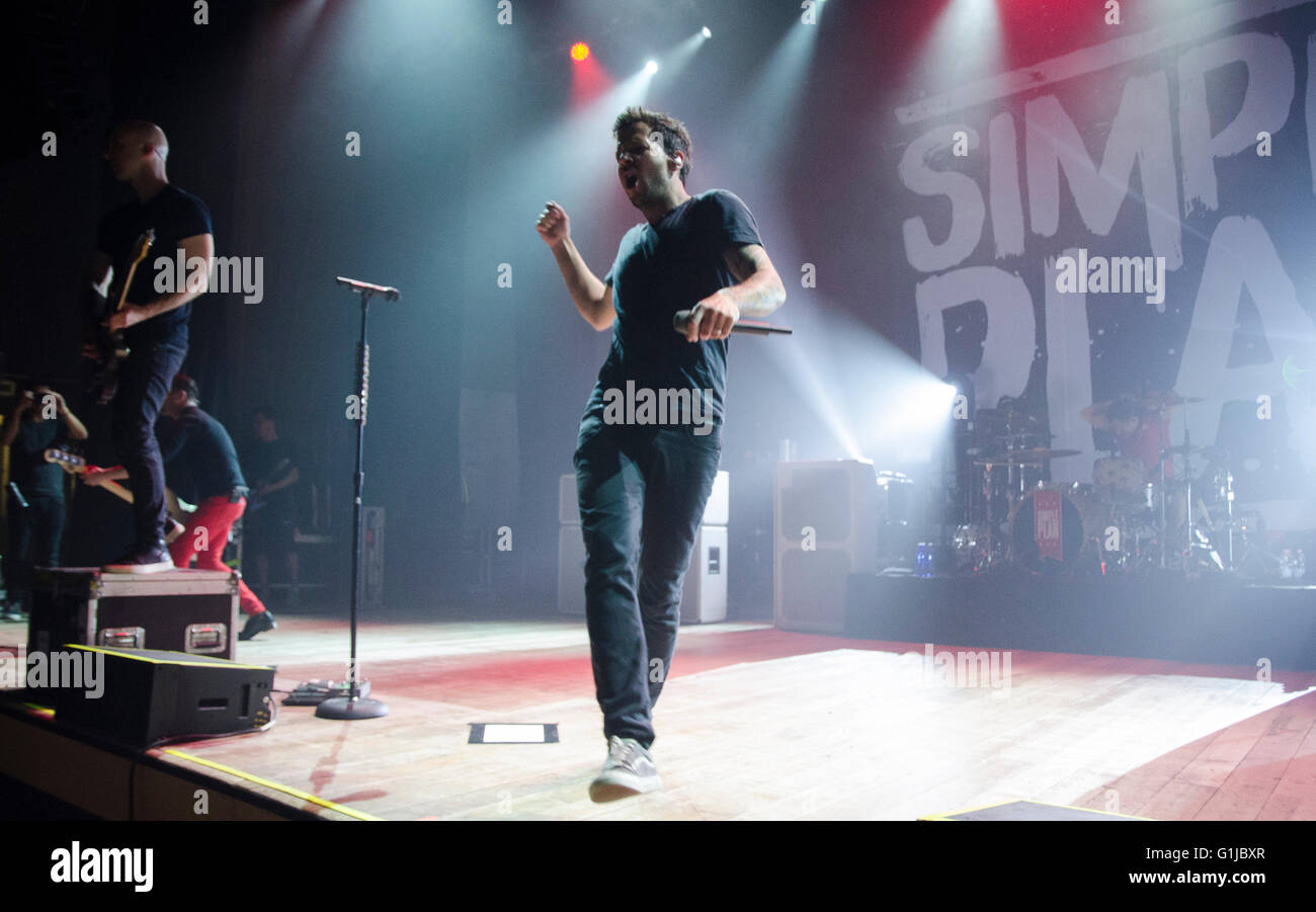 Rock band simple plan hi-res stock photography and images - Alamy