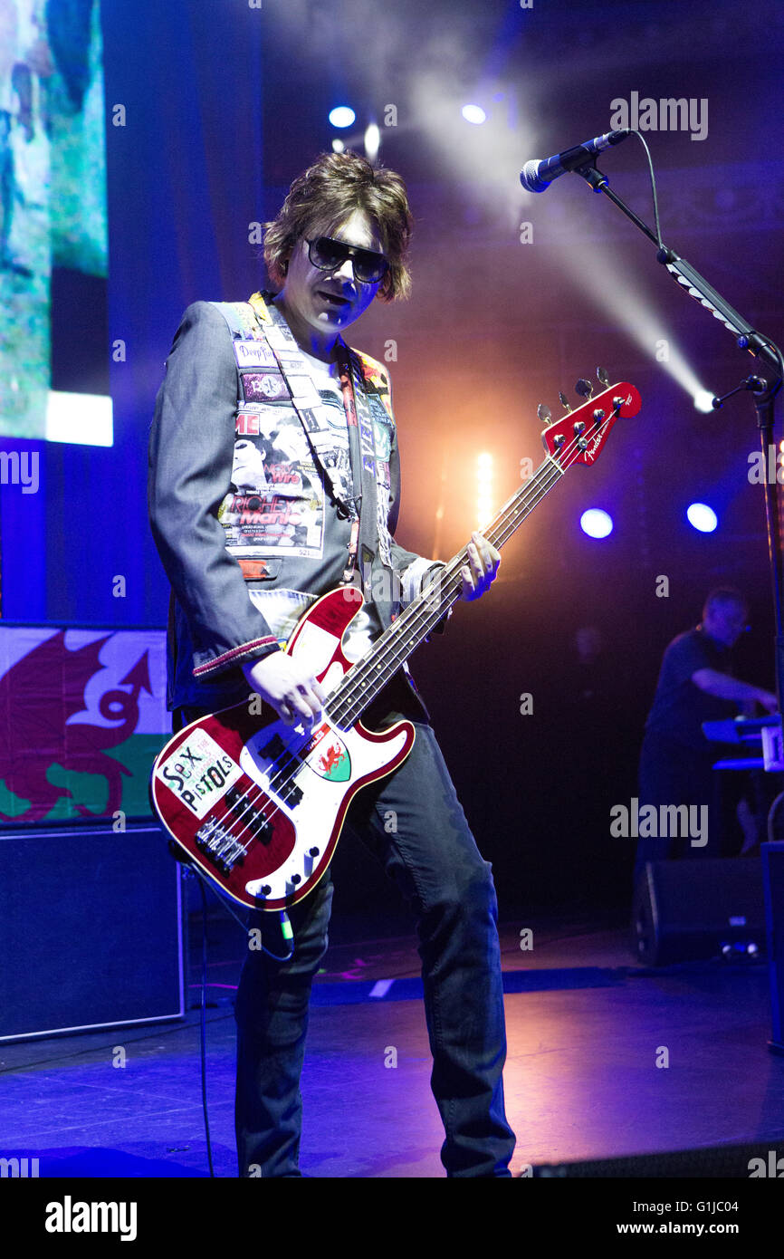 Sean moore of the manic street preachers hi-res stock photography and ...