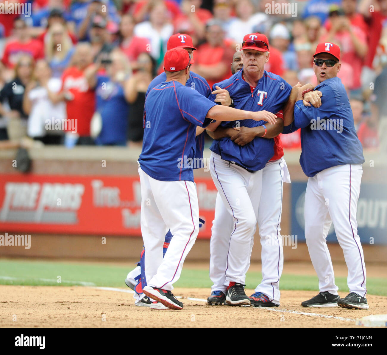 May 15, 2016: Texas Rangers bench coach Steve Buechele #24 is ...